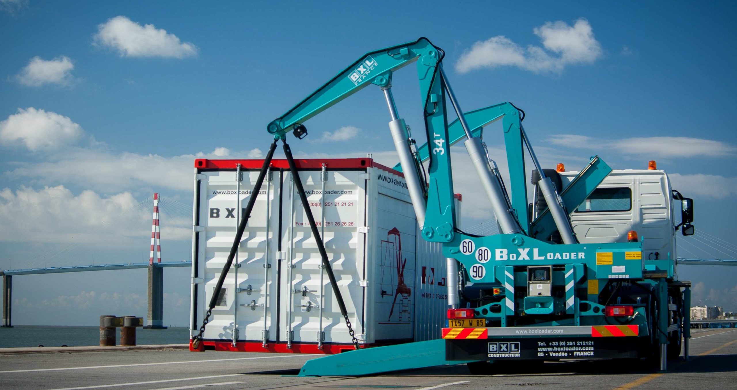 Side loader truck, container lift truck - Truck Mounted Series | BoxLoader